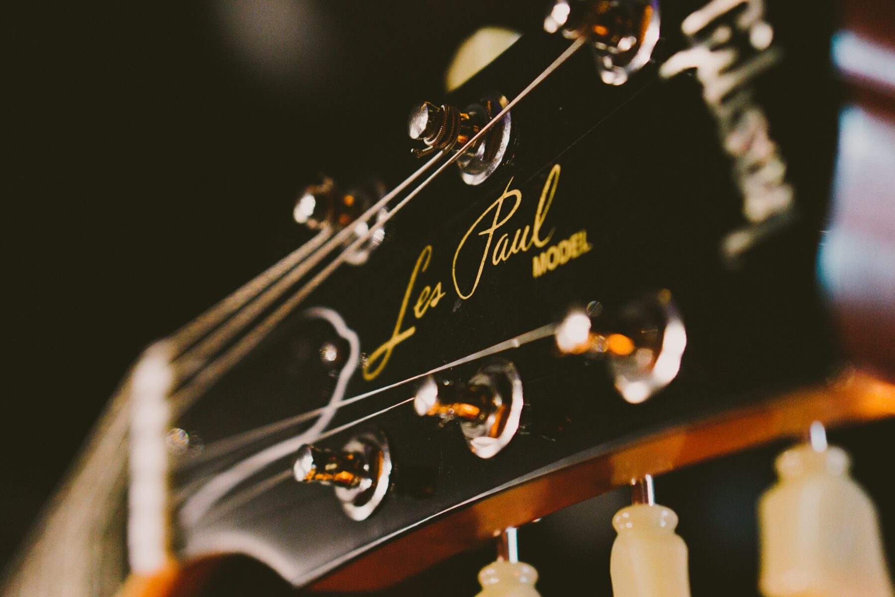 Why Many Musicians Choose Gibson Guitars: A Deep Dive Into Their Popularity