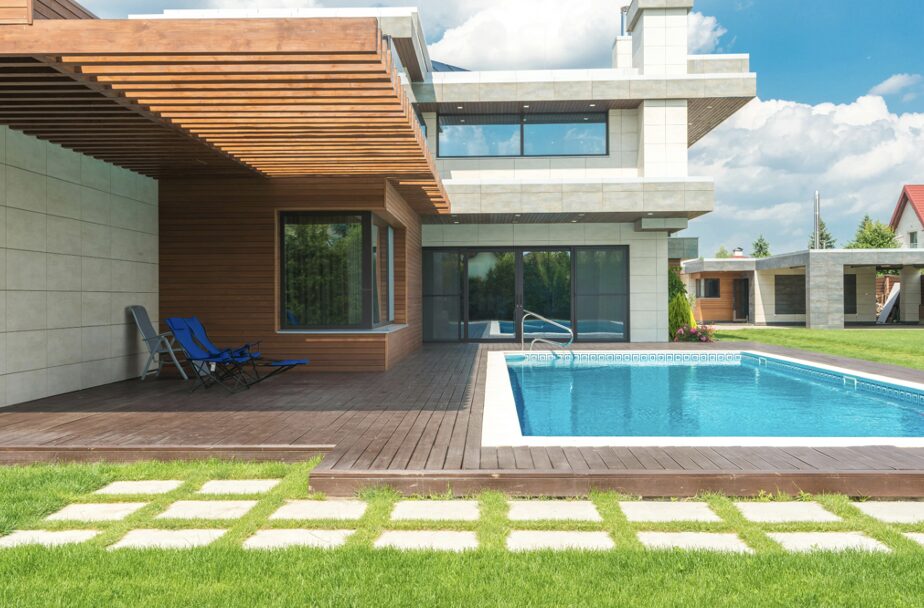 Luxury Poolside Living: High-End Pool Design Ideas for Your Backyard